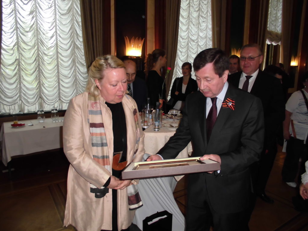 Flieder für den Frieden Eine lange gewachsene Freundschaft ...